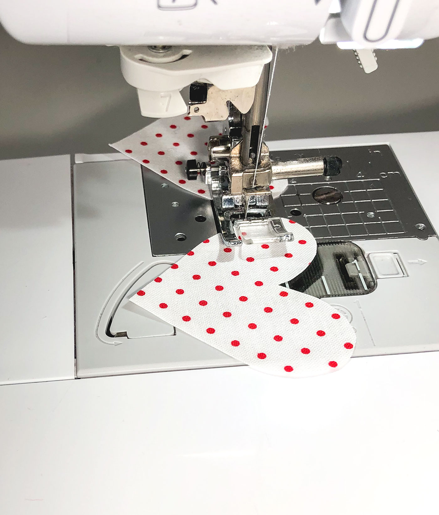 heart-garland-stitch-hearts – Therm O Web